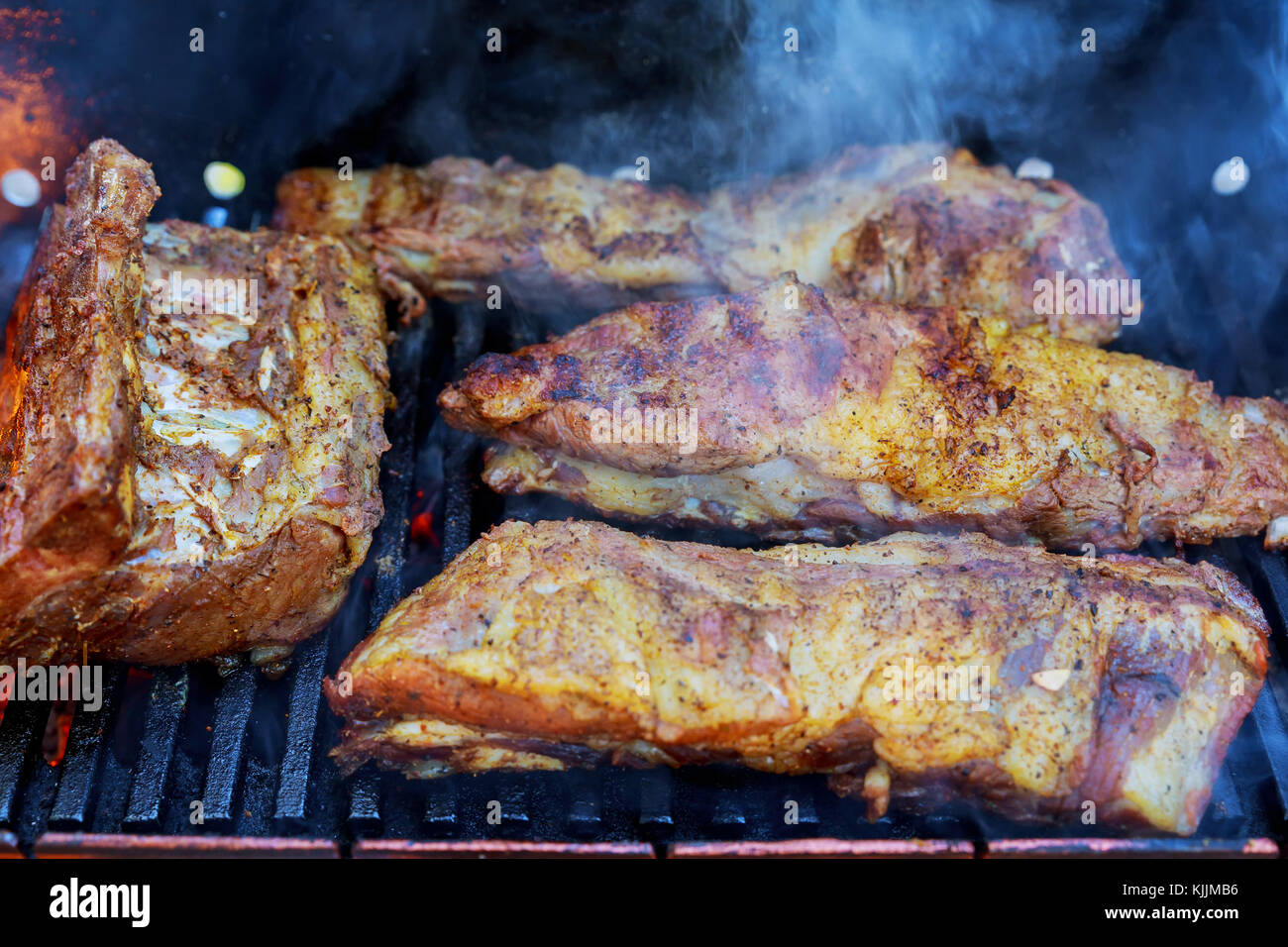 Côtes de porc grillées sur le gril des côtes de porc grillées Photo ...