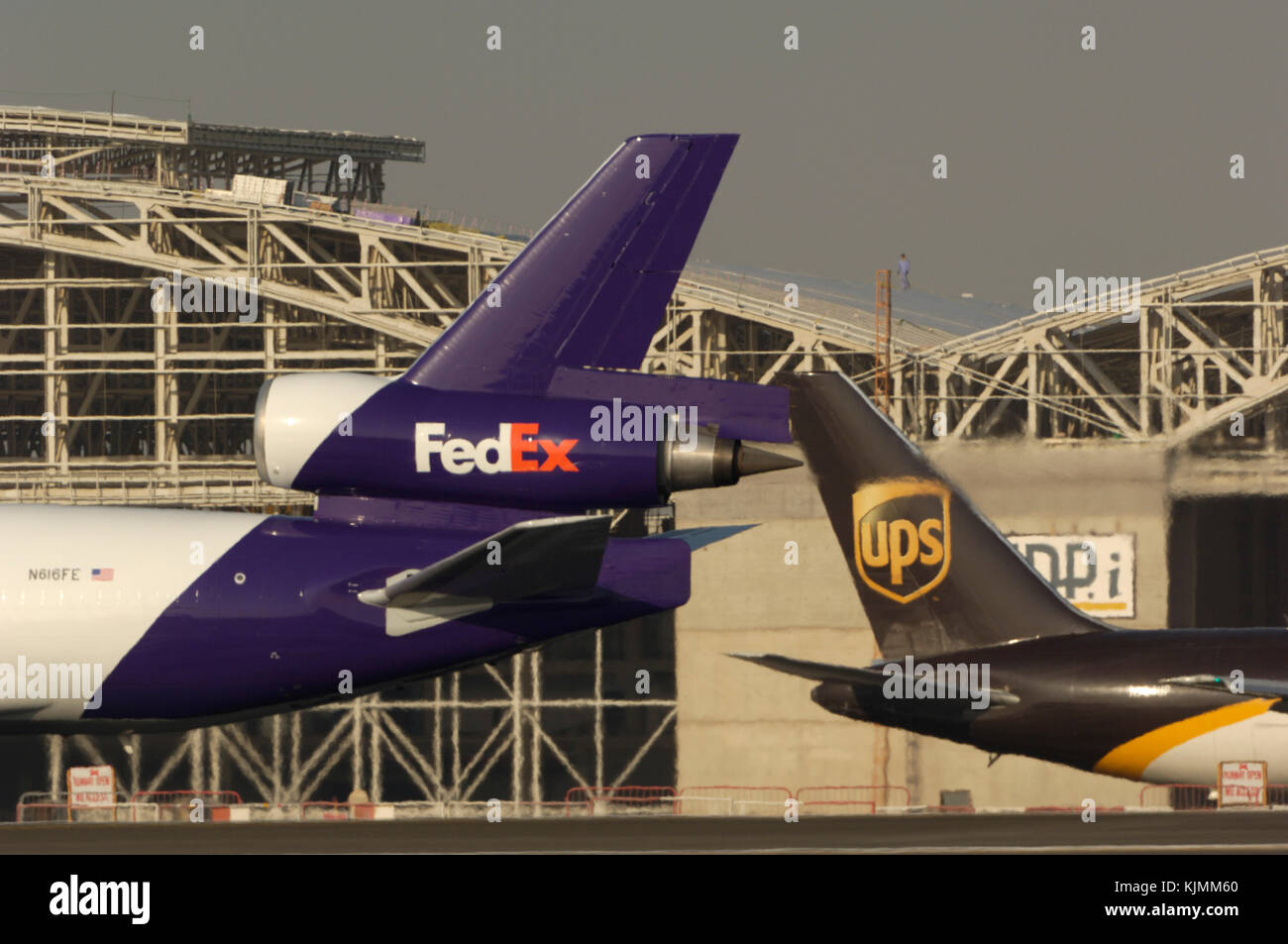 Tails FedEx MD-11 avec UPS Boeing 767 avec des hangars en construction ...