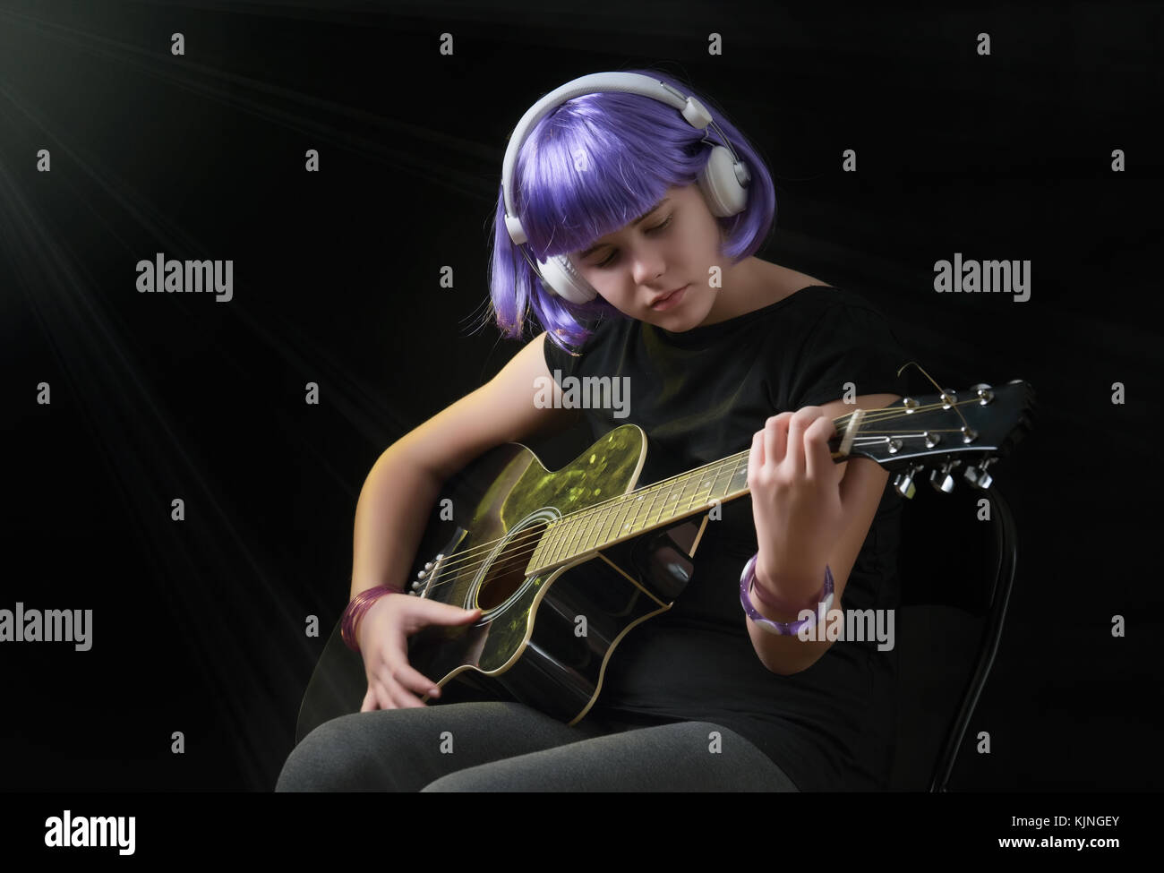 Fille aux cheveux violets Banque de photographies et d’images à haute ...