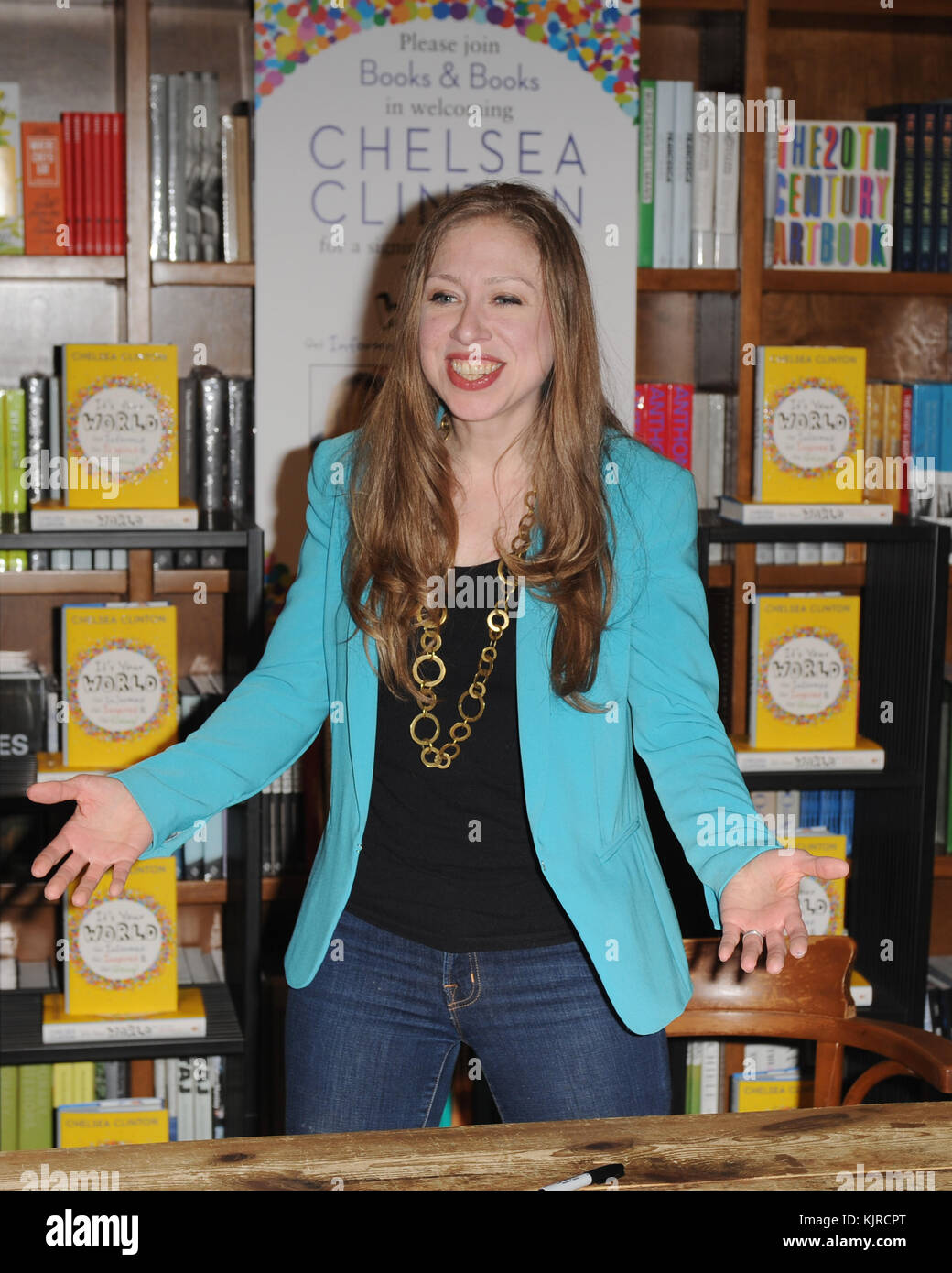 Chelsea clinton signe des copies de son nouveau livre Banque de ...