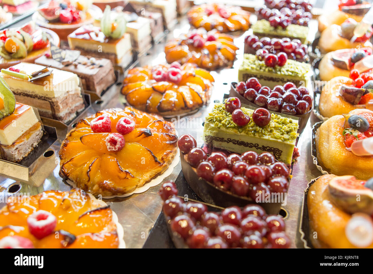 Une sélection de viennoiseries françaises garnies de fruits Photo Stock ...