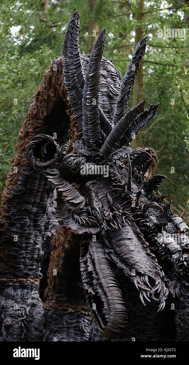 Une sculpture de dragon créée par l'artiste Jim POOLMAN à partir de ...