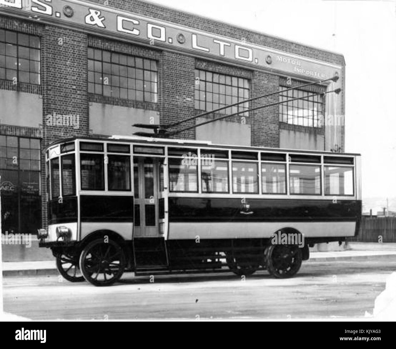 Ancien trolleybus Banque d'images noir et blanc - Alamy