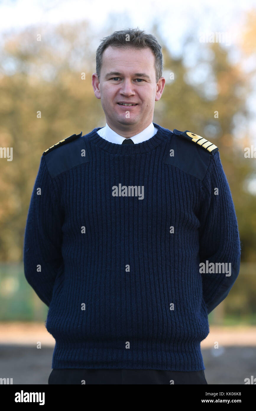 Le capitaine de la Marine royale Adam Clink, commandant adjoint de la ...