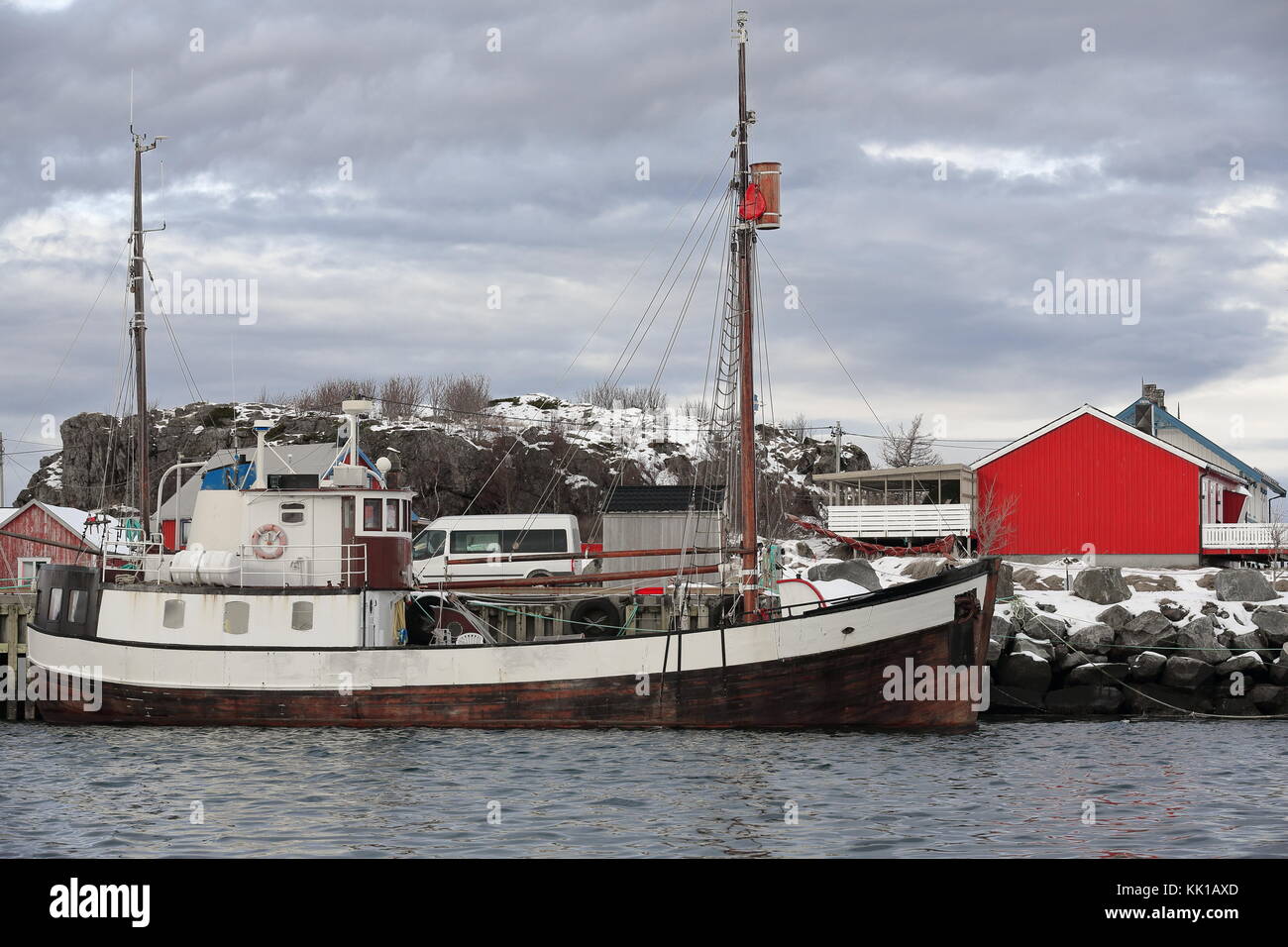Ancien bateau de pêche à coque en bois amarré dans le port de pêche ...