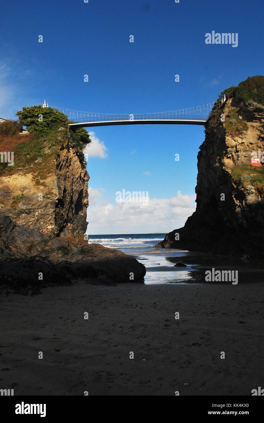 Newquay beach suspension bridge house Banque de photographies et d ...