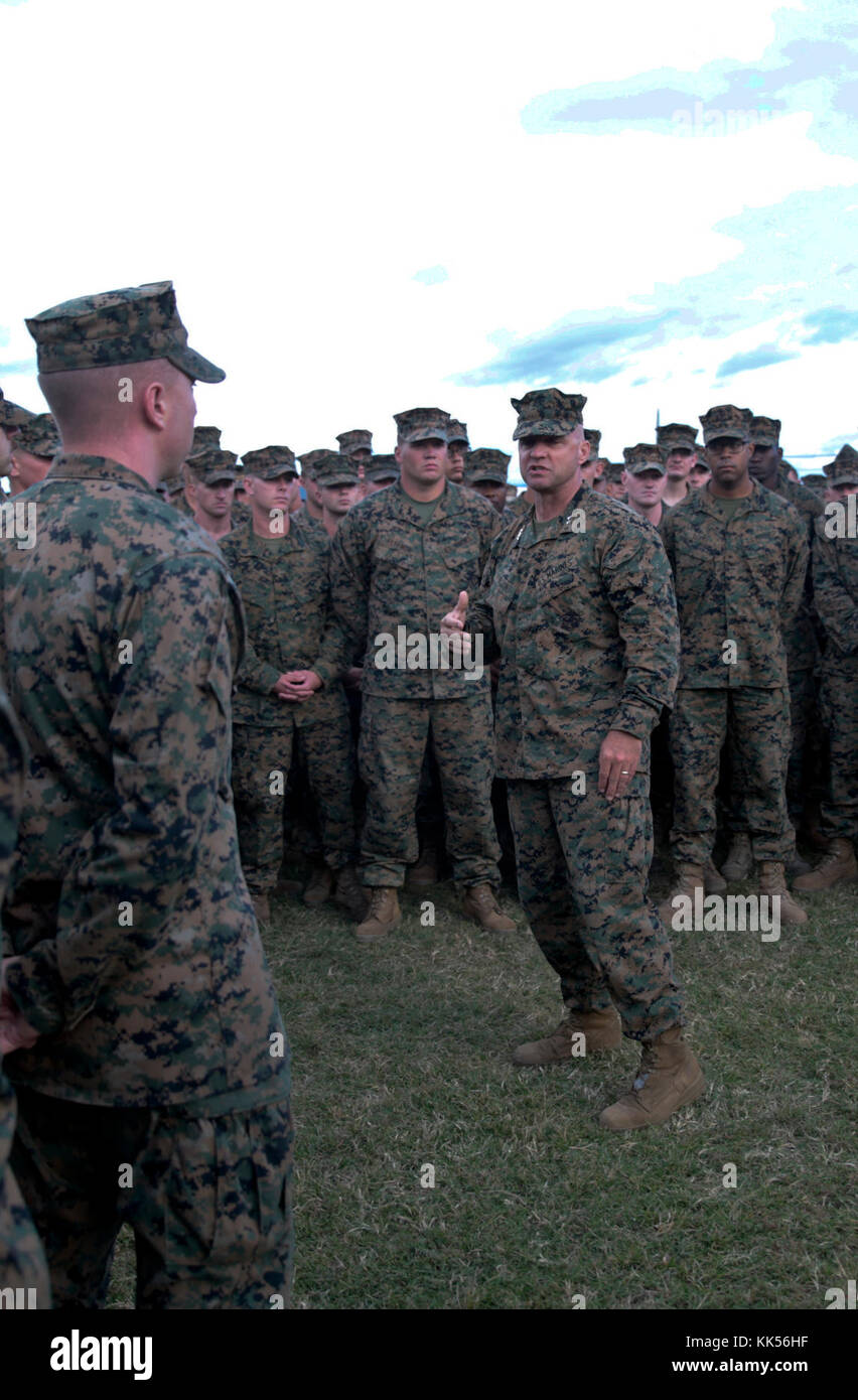 Le général des Marines américain David G. Bellon, le commandant du ...