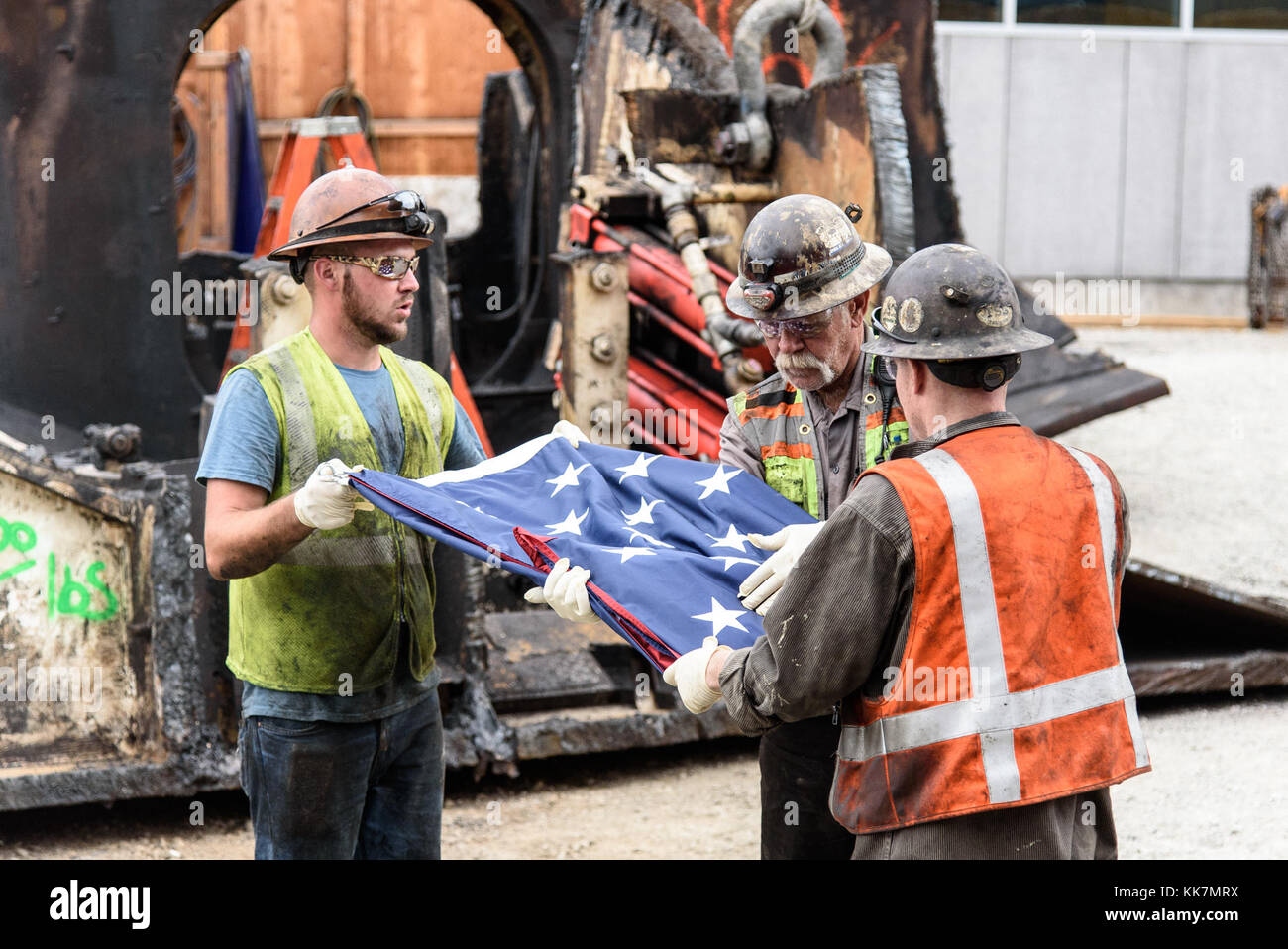Après avoir levé la dernière pièce du SR 99 tunnelier à partir de la ...