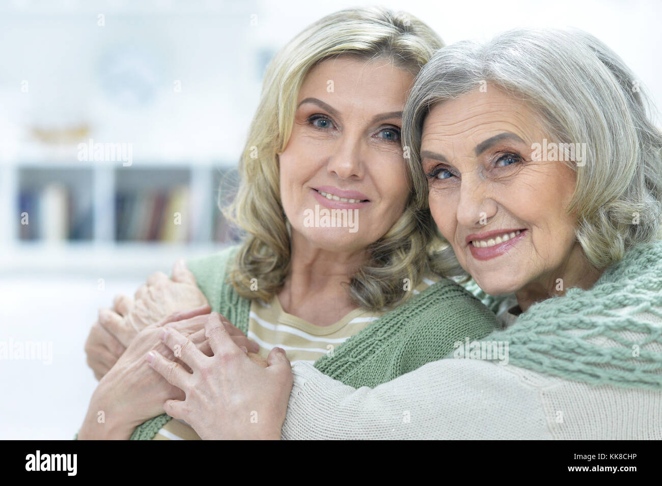 Two mature women friends hugging Banque de photographies et d’images à ...