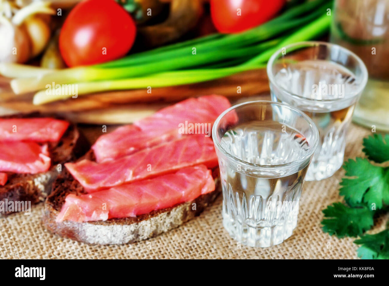 Vodka russe traditionnelle cornichons Banque de photographies et d ...