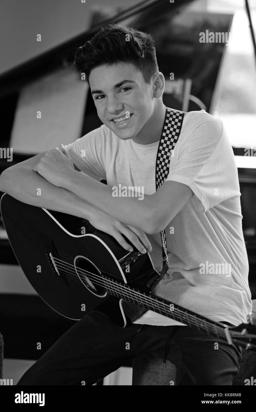 La chanteuse daniel skye pose pour un portrait en studio Banque d ...