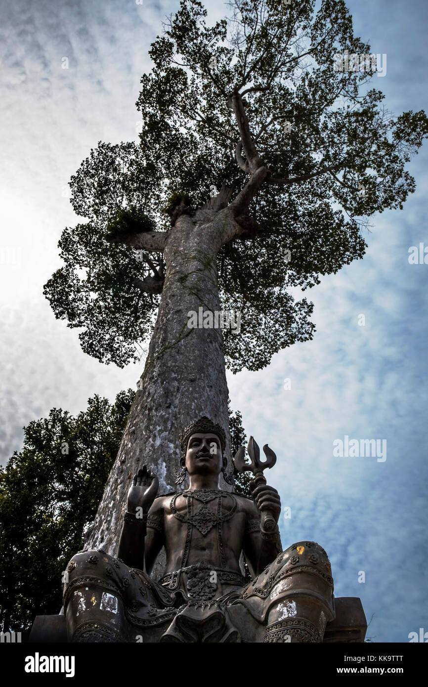Une statue antique du bouddhisme Photo Stock - Alamy