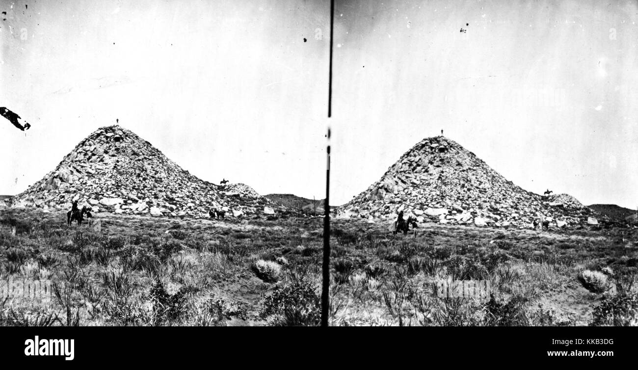 Pyramide blanche montagne Banque d'images noir et blanc - Alamy