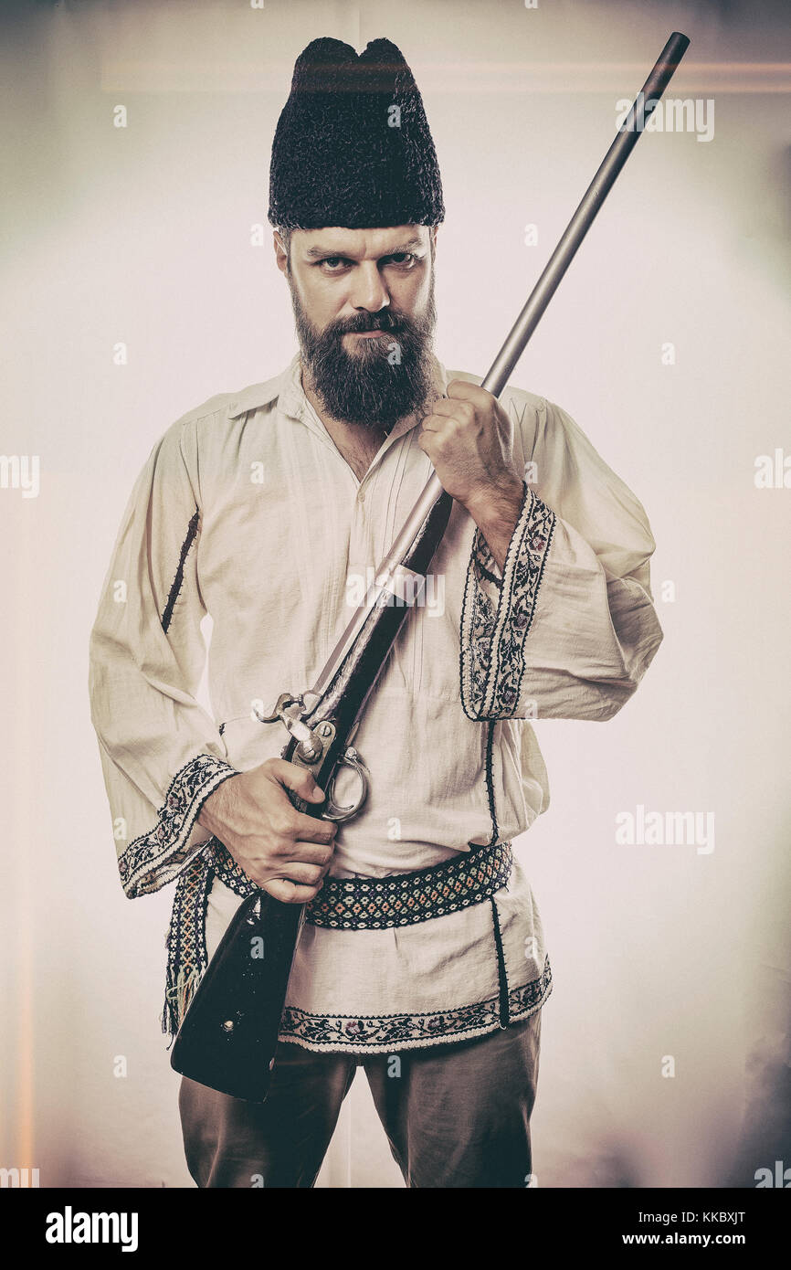 Jeune homme portant costume traditionnel roumain la tenue d'une ...