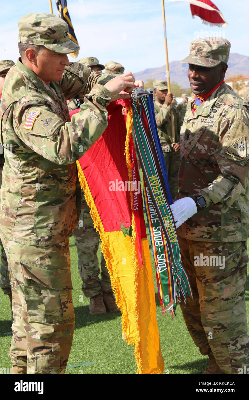 Le colonel Eric S. Strong, commandant de la 1 Brigade, commande et le ...