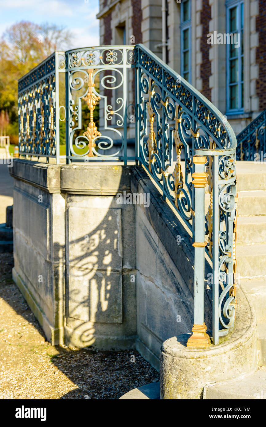 Sceaux, France - 26 novembre 2017 : la balustrade en fer forgé de l ...