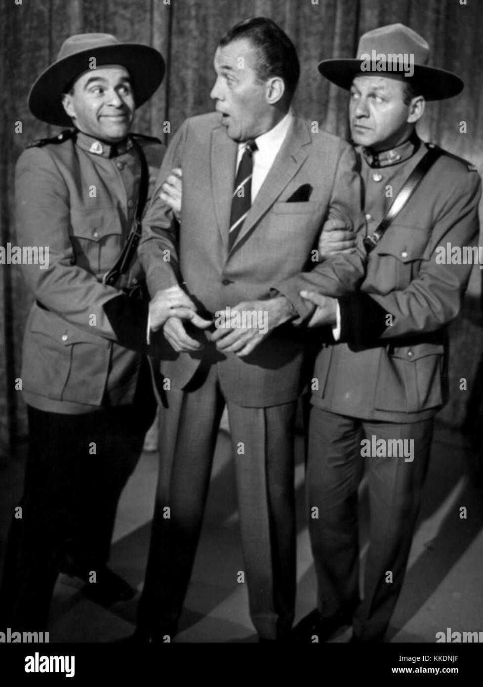 Cette photo capture le duo comique canadien Wayne et Shuster jouant ...