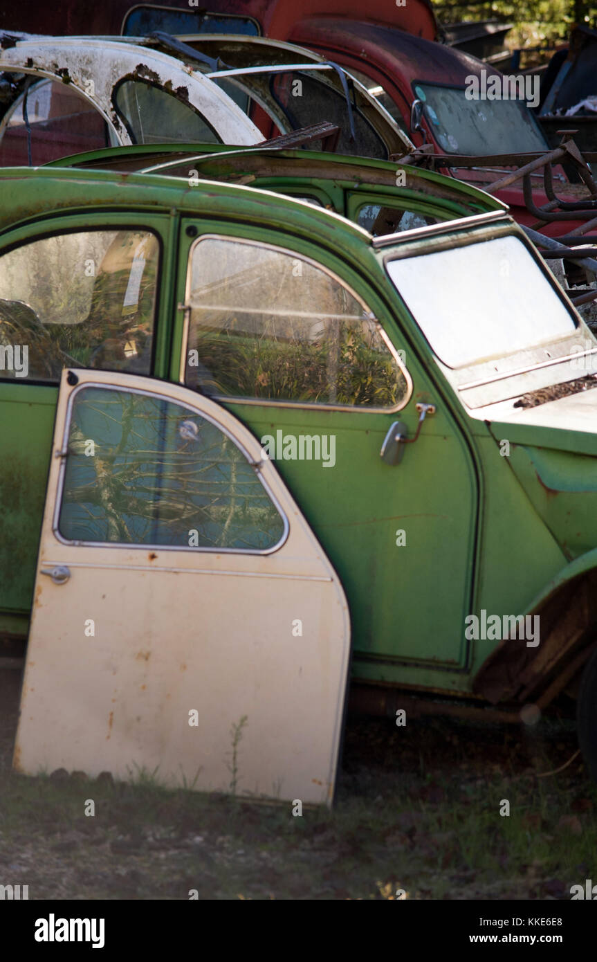 Rusty car citroen 2cv Banque de photographies et d’images à haute ...