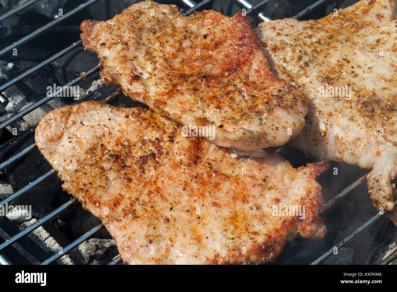Barbecue avec une délicieuse viande grillée sur le barbecue Photo Stock ...