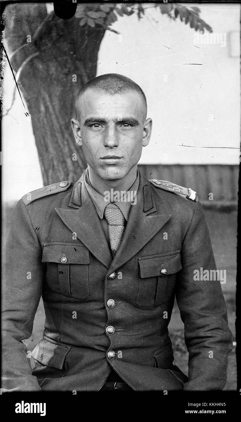 Cette image représente des soldats, probablement militaires, capturés en 2014. La photo donne un ...