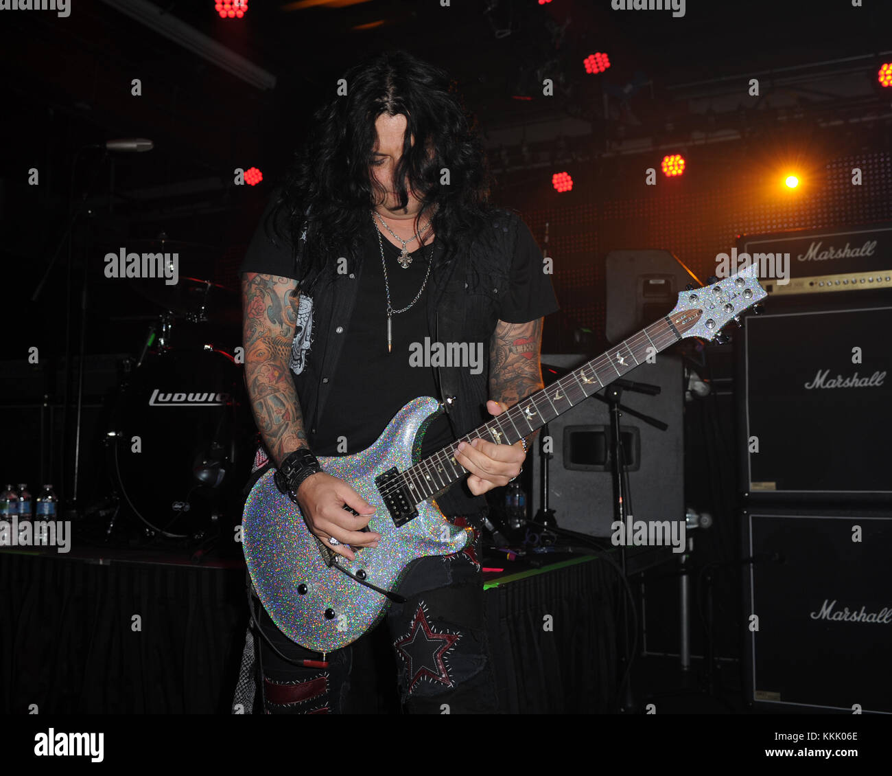 MIAMI, FL - MARS 05: Jizzy Pearl de Tite Riot se produit pendant le ...