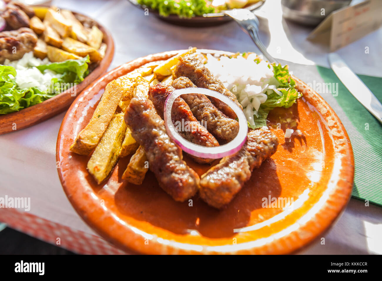 Plat de viande hachée grillée sur la plaque en restaurant une cuisine ...