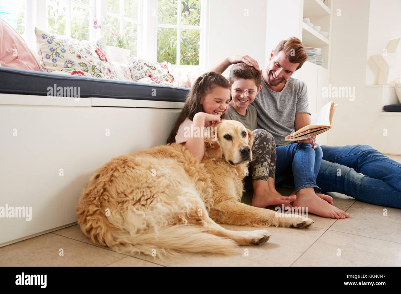 Livre De Lecture Père Avec Son Fils Et Sa Fille Et Le Chien à La Maison