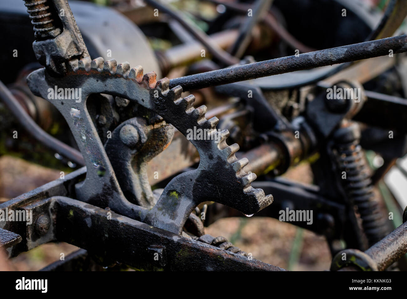 Une vieille machine agricole dans une ferme. vieille charrue sur la ...
