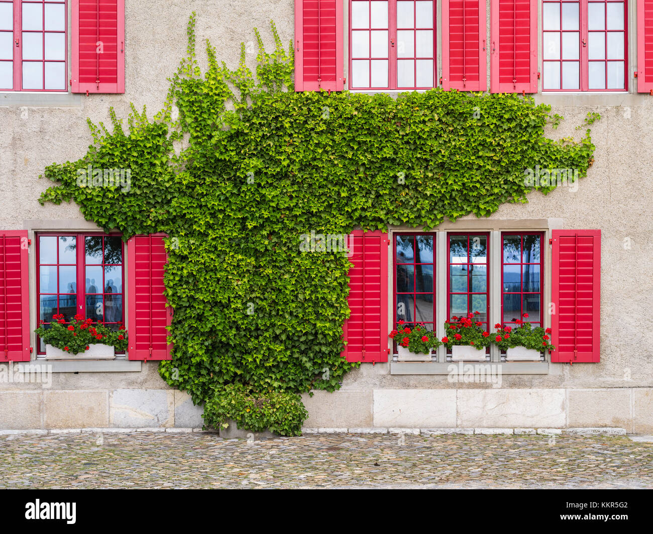 Volets rouges Banque de photographies et d’images à haute résolution ...