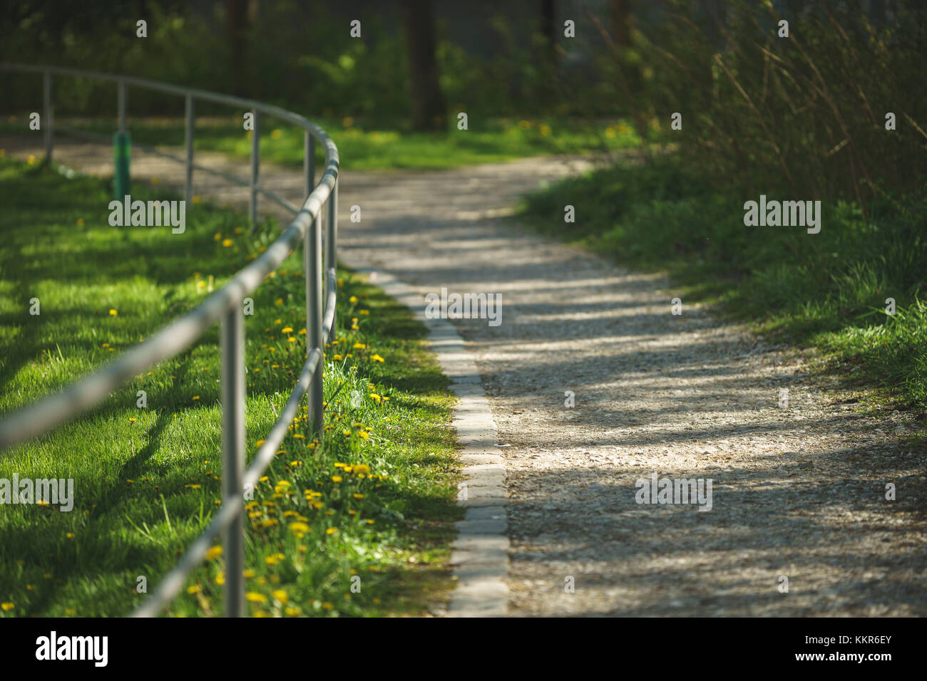 Chemin de gravier sinueux Banque de photographies et d’images à haute ...