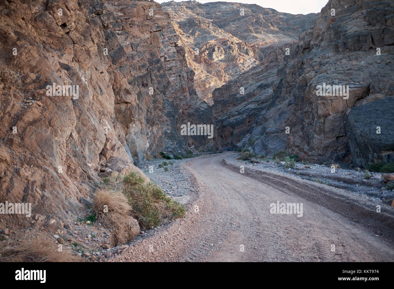 Chemin sinueux à travers un canyon rocheux sec et accidenté dans le ...
