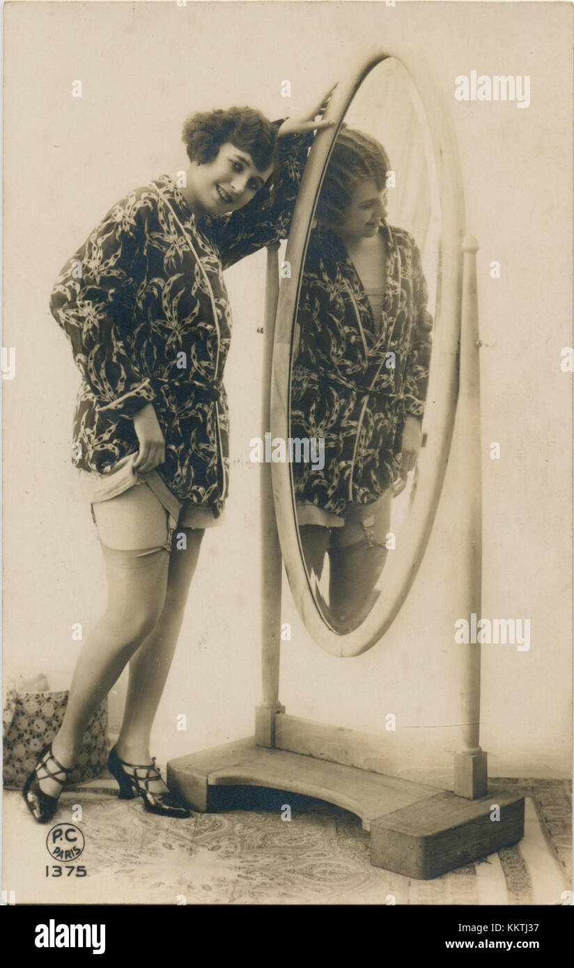 Fille devant un miroir Banque de photographies et d’images à haute résolution - Alamy