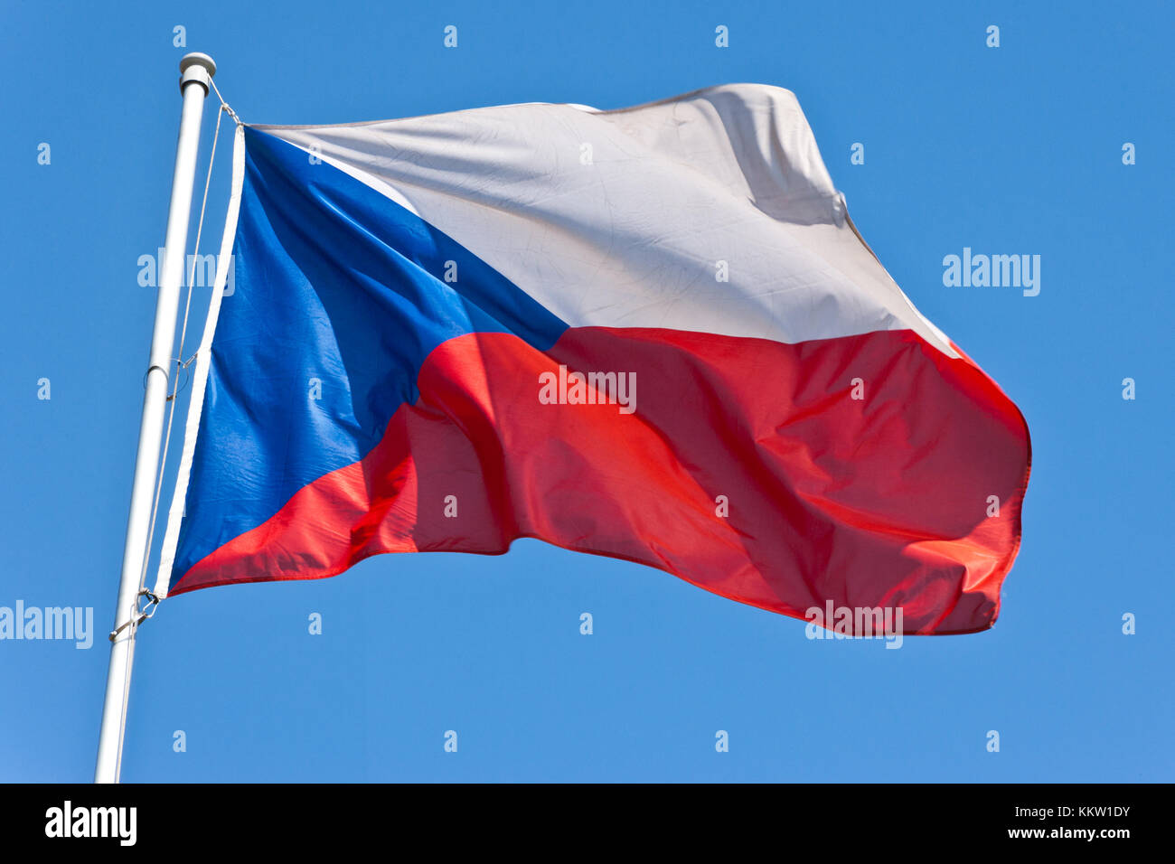 Drapeau République tchèque contre le ciel bleu Photo Stock - Alamy