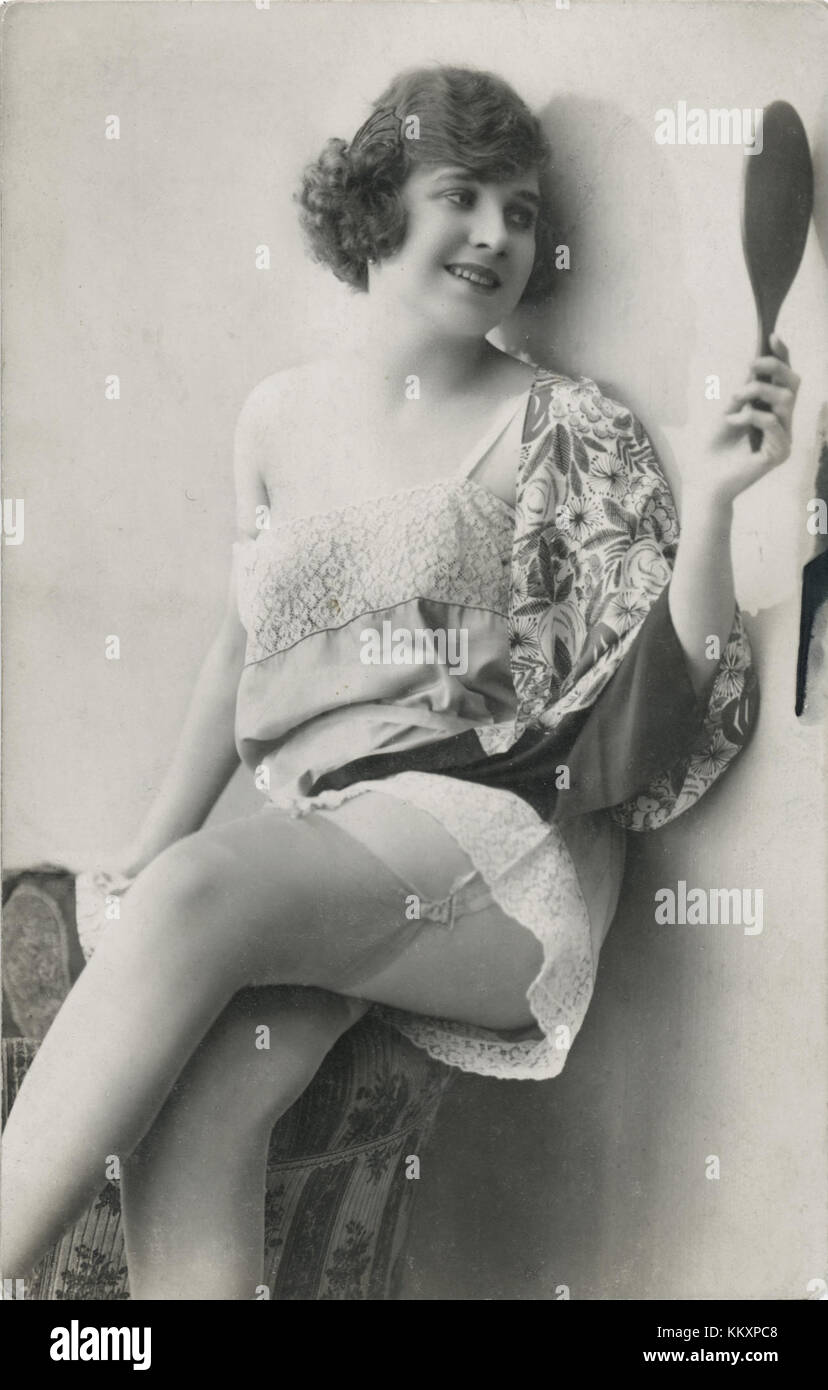 Fille devant un miroir Banque de photographies et d’images à haute résolution - Alamy