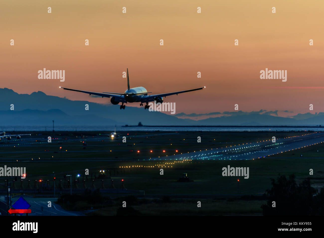 Avion Atterrissant La Nuit Banque D image Et Photos Alamy Avion Atterrissant La Nuit Banque D image Et Photos Alamy