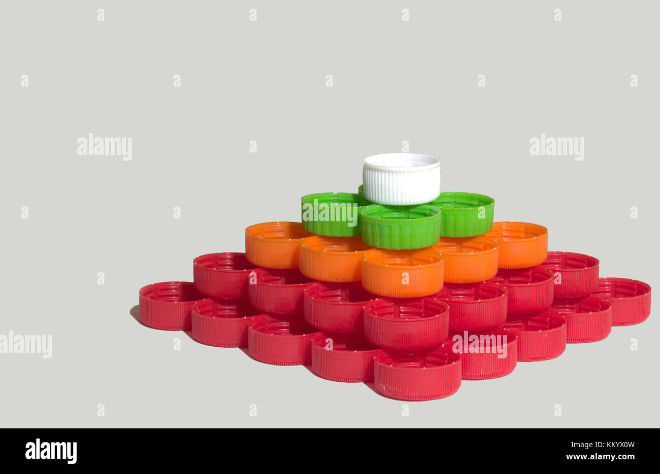 Plastic bottle pyramid Banque de photographies et d’images à haute ...