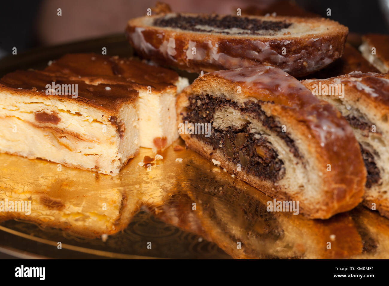 Le gâteau avec le coquelicot et le gâteau au fromage sur golden tels ...
