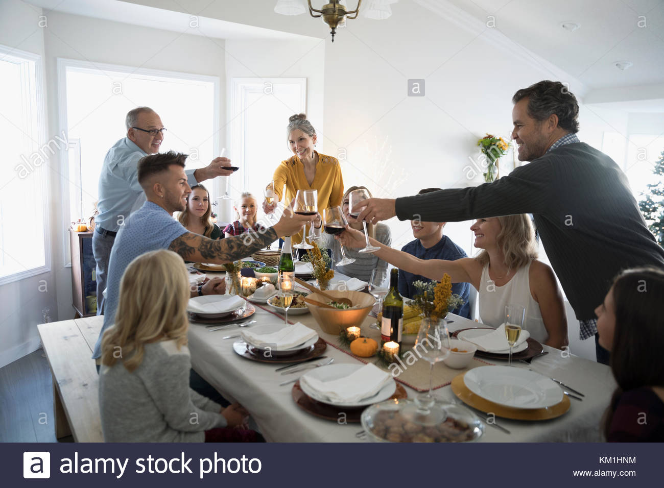 La Famille Et Les Amis Toasting Champagne Et Verres à Vin De Table Au