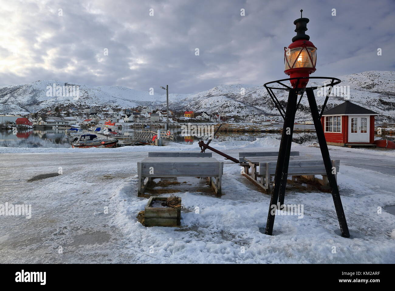 Lanterne métal sur le port de trépied tables de pique-nique en bois-red ...