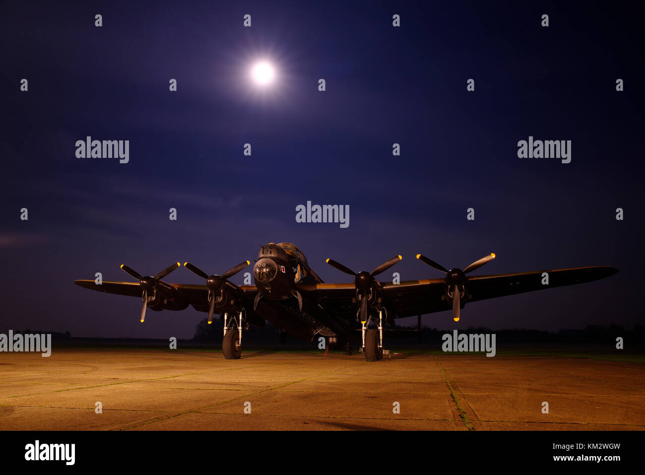 Ww2 bombardier lancaster raf royal air force Banque de photographies et ...