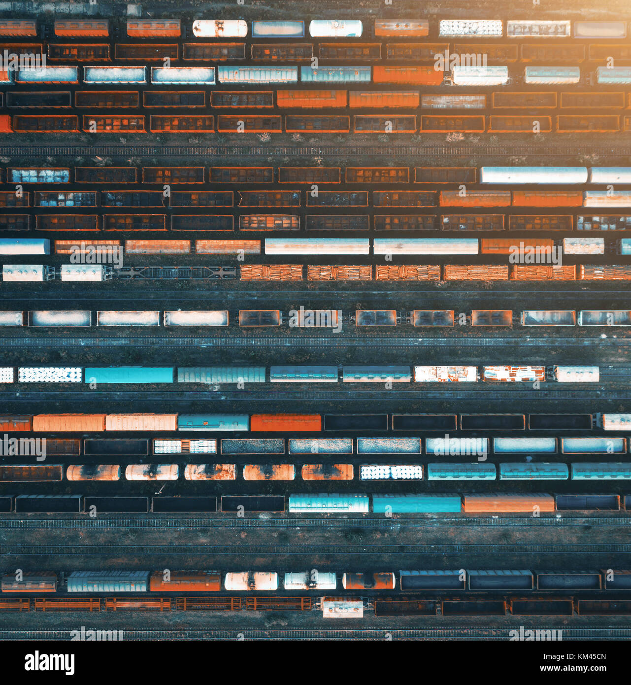 Vue de dessus de trains de marchandises colorées. Vue aérienne du drone ...
