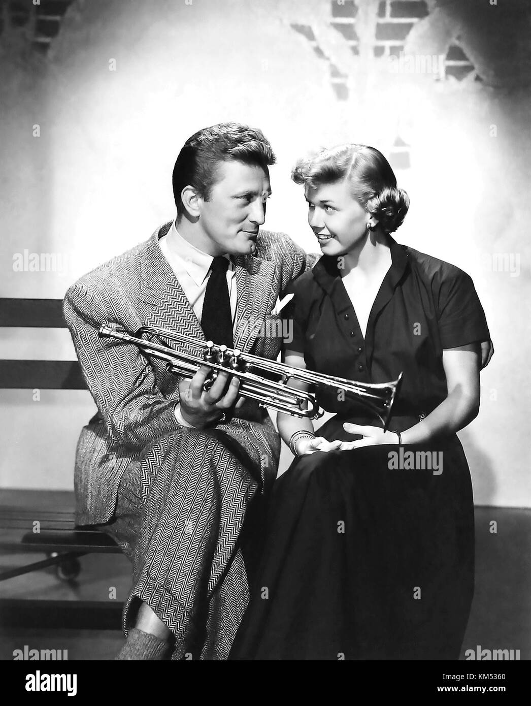 Jeune homme avec une corne Banque de photographies et d’images à haute résolution - Alamy