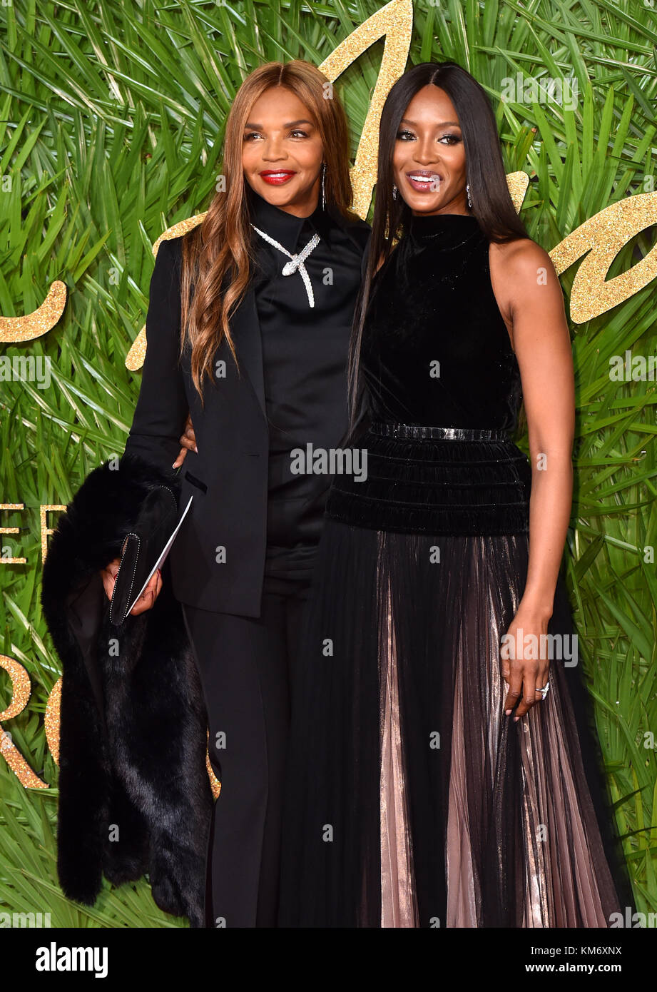 Valerie Morris et Naomi Campbell assistant à la Fashion Awards 2017, en ...