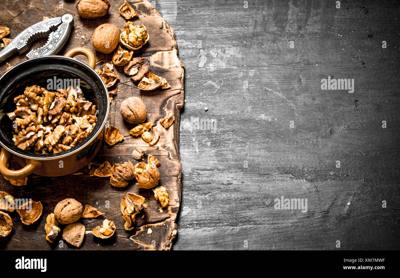 Noix décortiquées dans un bol avec Casse-noisette. sur un tableau noir ...