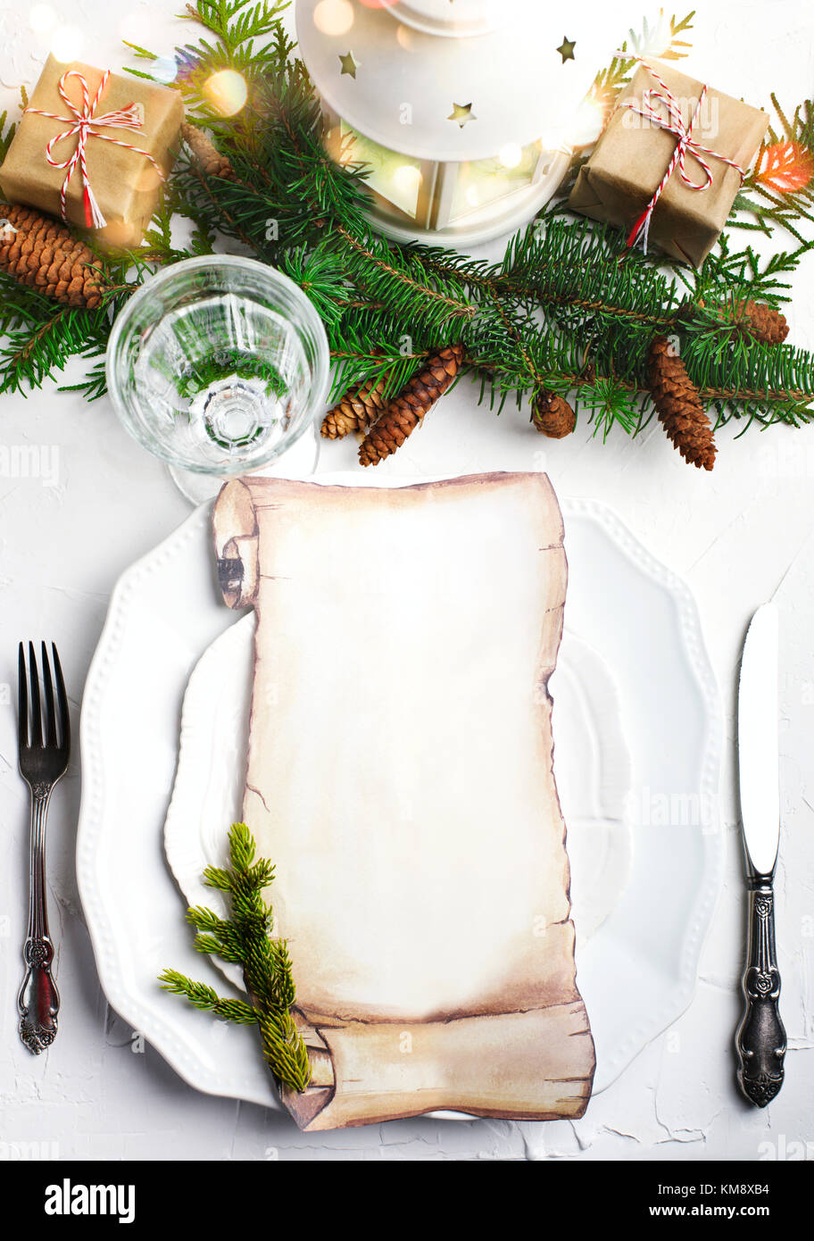 Lieu de noël avec du papier vierge pour écrire le menu de noël, vue du ...