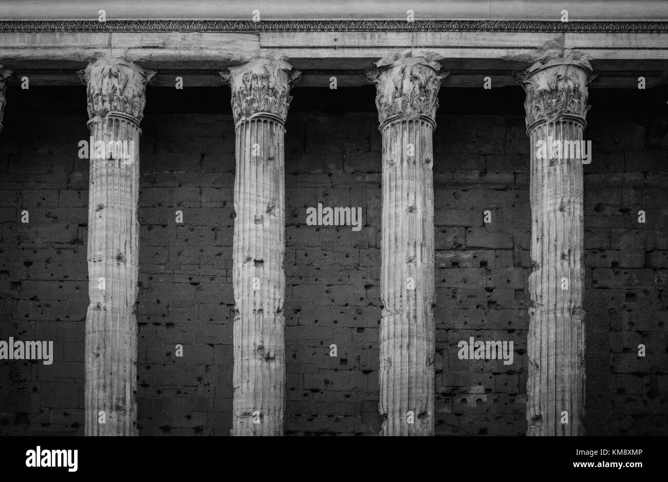 Colonnes en pierre antique Temple d'Hadrien à Rome, Italie ...