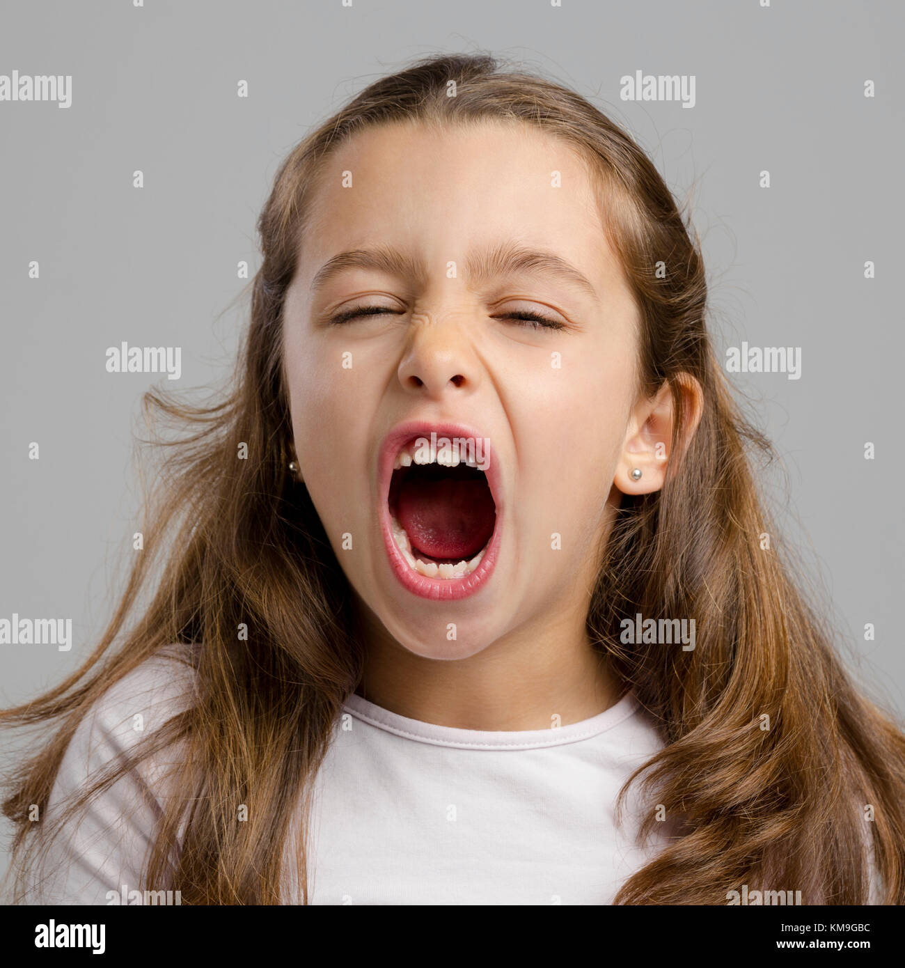 Portrait d'une petite fille avec sa bouche ouverte Photo Stock - Alamy
