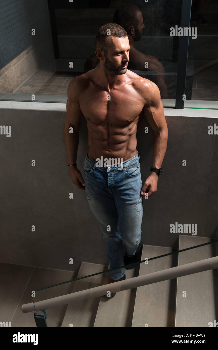 Portrait d'un jeune homme en bonne forme physique montrant son corps ...