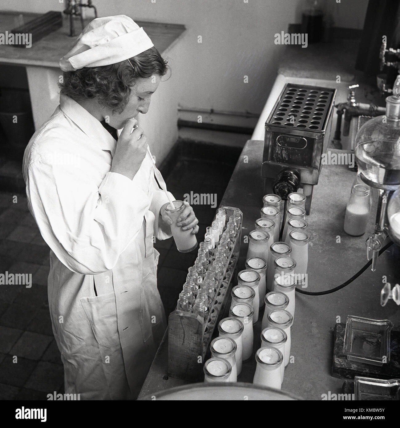 Années 1950, historiques, femme Technicien de laboratoire l'élaboration ...