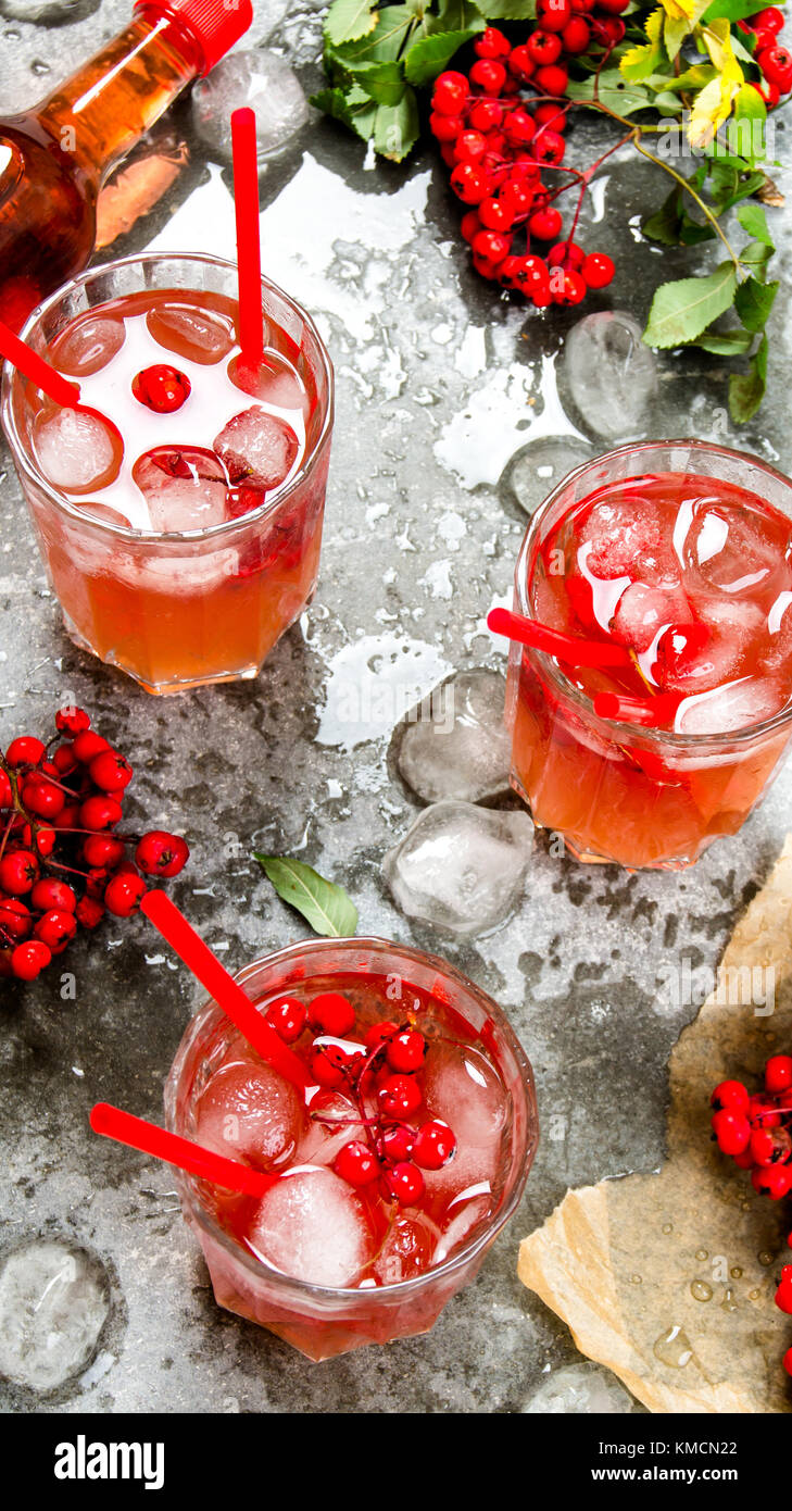 Cocktail de fruits frais . trois cocktails avec et sans alcool - glace ...